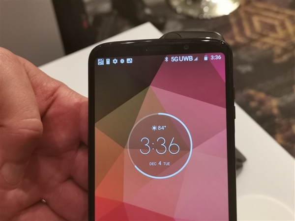联想秀全球首款5G手机Moto Z3：模块升级 笔记本也能用_TOM科技