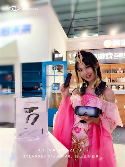 颜值即正义 ChinaJoy小姐姐为3Glasses X1齐打call_TOM资讯