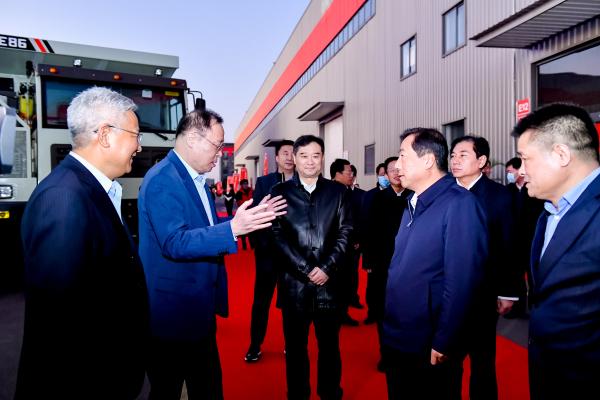 临工重机矿山挖掘机新品上市 勇夺矿车全球销冠 演绎国之重器_TOM资讯