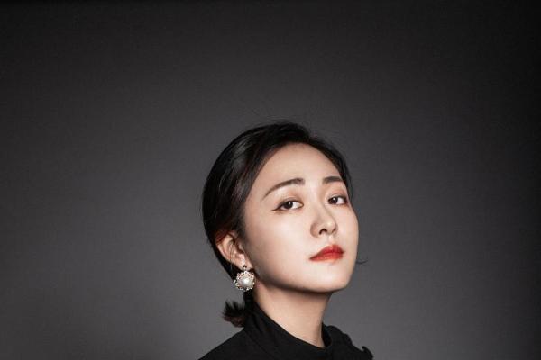 春日宴，与Grace.H华晖佳宝绿酒一杯歌一遍_TOM资讯