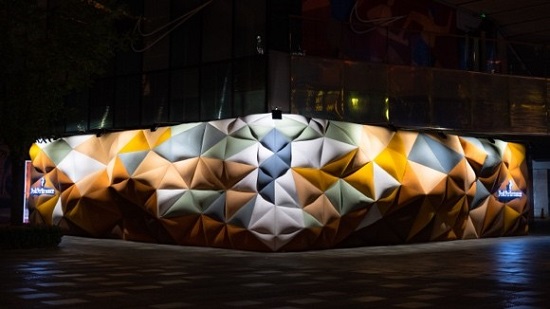 PeakPerformance 壁克峰开创全新零售业态艺术围挡，三里屯首店围挡正式落建_TOM资讯