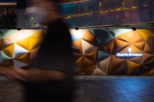 PeakPerformance 壁克峰开创全新零售业态艺术围挡，三里屯首店围挡正式落建_TOM资讯