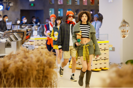 从潮玩IP升级为潮流品牌 FARMER BOB全球首家旗舰店正式开业_TOM资讯