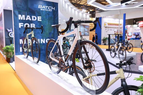 2023中国自行车展惊现1050g次世代金属车架_TOM资讯