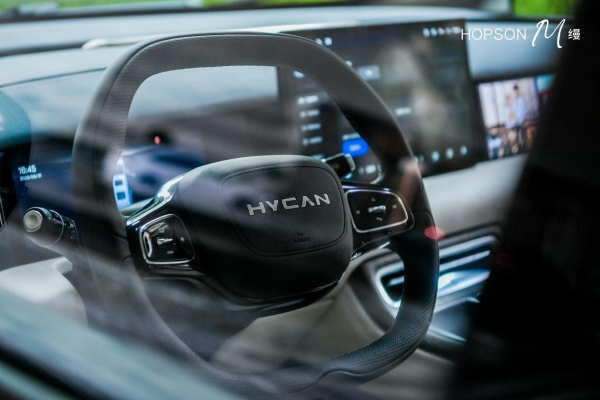 全球顶级生活方式品牌发布竟然用“电动埃尔法”接驳？合创V09现场吸睛无数 _TOM资讯