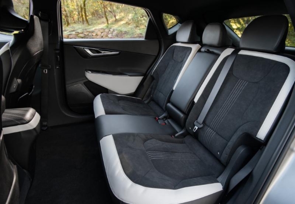 起亚EV6：E-GMP平台下的空间与操控新纪元_TOM资讯