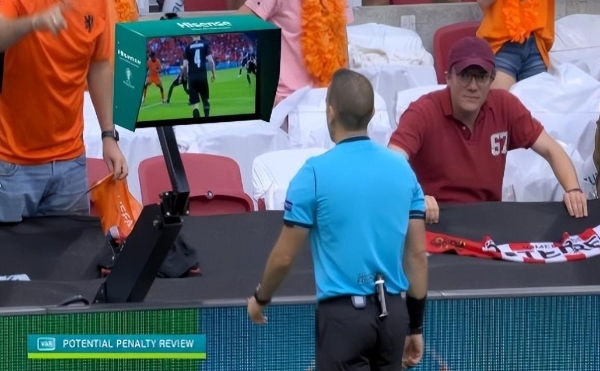 家就是莱茵场！海信电视E8百吋Mini LED大屏让“世界第二”更清晰_TOM体育