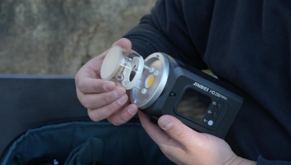 外拍新选择！金贝HD-250MAX轻便智能外拍灯上市_TOM科技