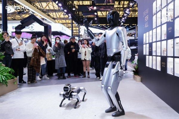 现场直击AWE2025：魔法原子人形机器人小麦成顶流明星_TOM科技