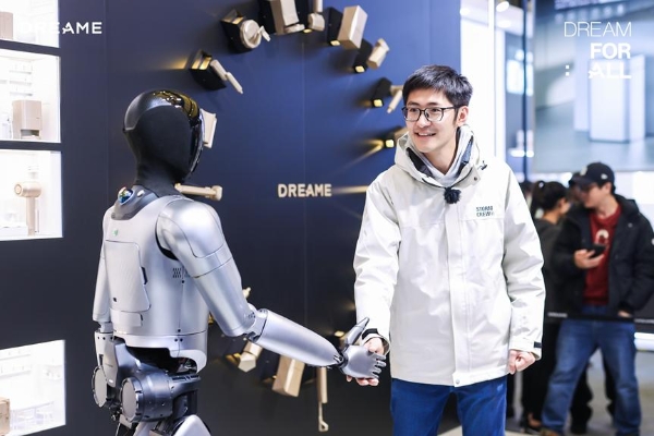 现场直击AWE2025：魔法原子人形机器人小麦成顶流明星_TOM科技