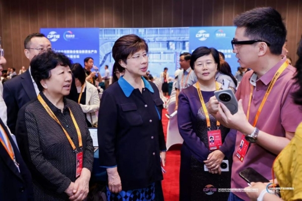 “听记思写”一体！三六零发布Agentic AI硬件360 AI Note，重新定义智能会议_TOM资讯